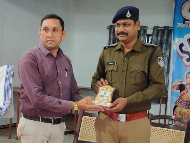 Manawar police celebrated anti-corruption day | मनावर पुलिस ने ...