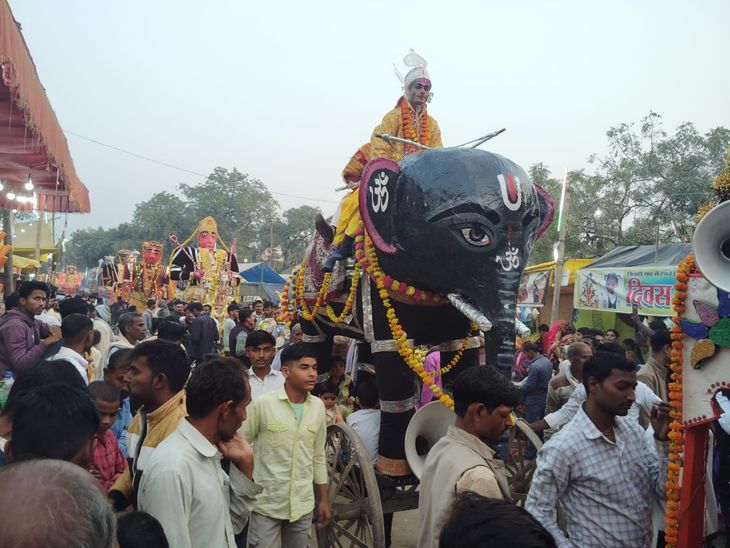 A huge crowd gathered at the historic fair of Deori in Bindki | बिंदकी में देवरी के ऐतिहासिक ...