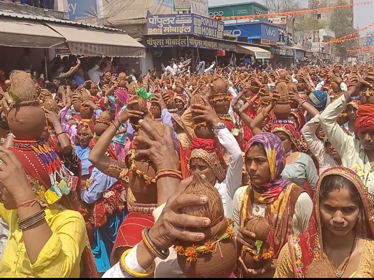 Kalash Yatra started with pomp and show in Pawta | पावटा में गाजे बाजे ...