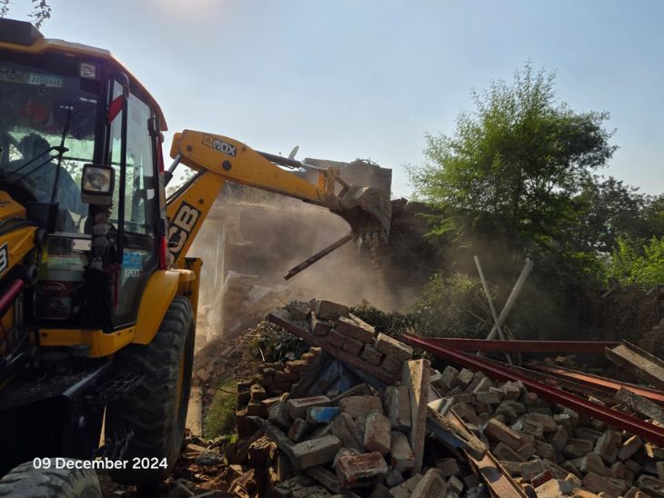 A house was built on the Chak Road, the administration demolished it ...