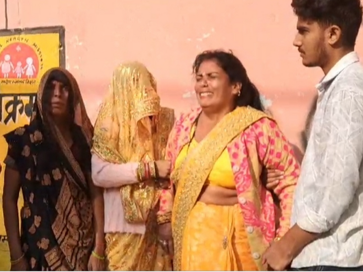 Tractor loaded with garbage ran over mother and son, woman died | कूड़ा ...