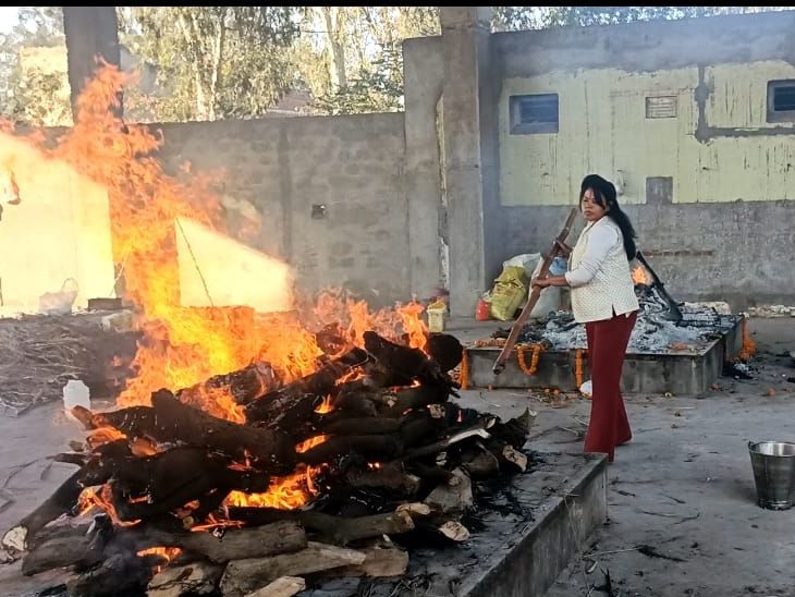 Shalu Saini performed the last rites of unclaimed bodies