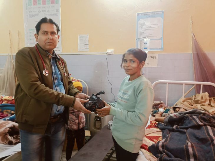 Shiva Verma celebrated his birthday with patients at Ramsnehi Ghat | रामसनेहीघाट में शिवा वर्मा ...