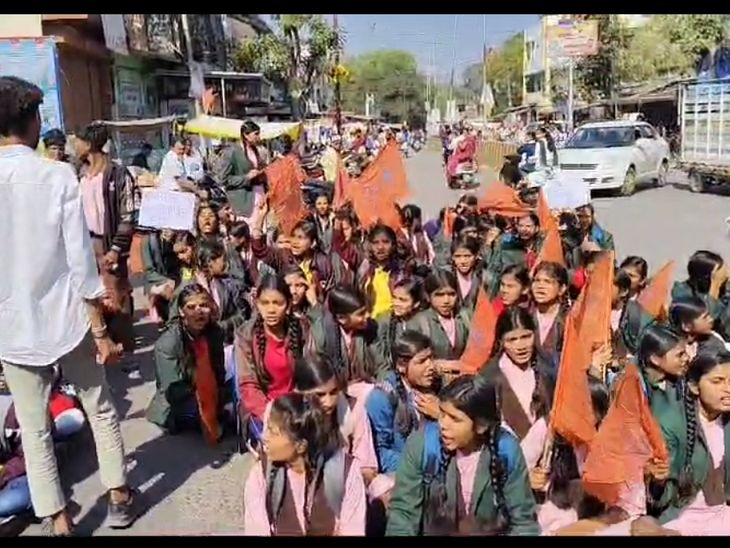 Residential school students demonstrated in Kukshi | कुक्षी में आवासीय ...