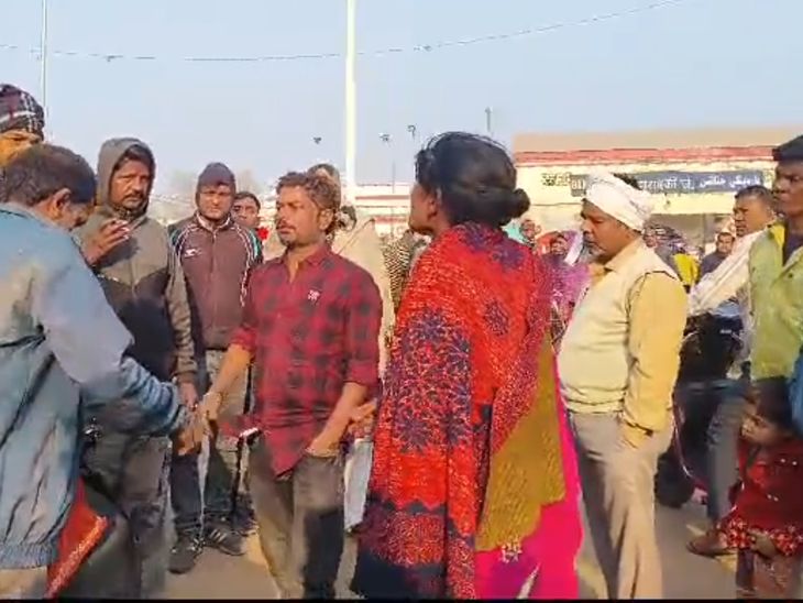 In Barabanki, a woman beat up a thief after knocking him down, VIDEO | बाराबंकी में महिला ने चोर ...