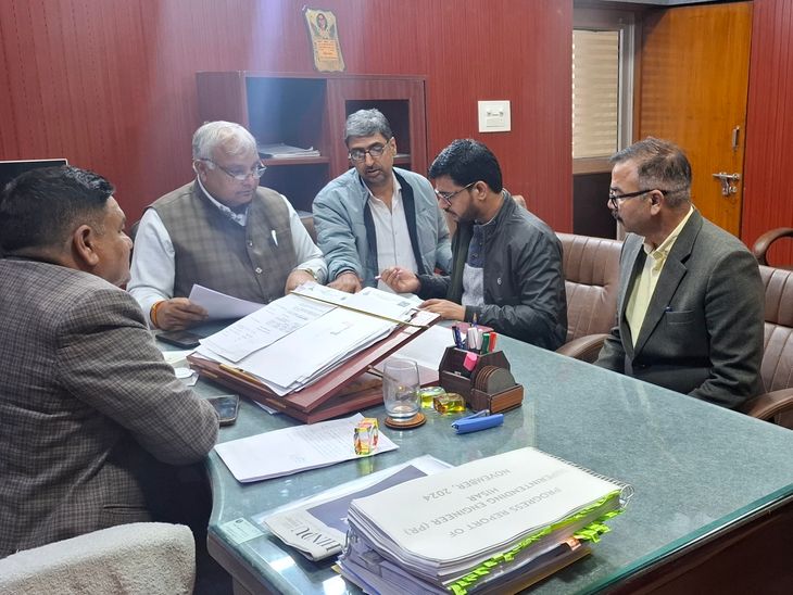 Hisar CM flying raid Zila Parishad office, 13 employees absent | हिसार ...