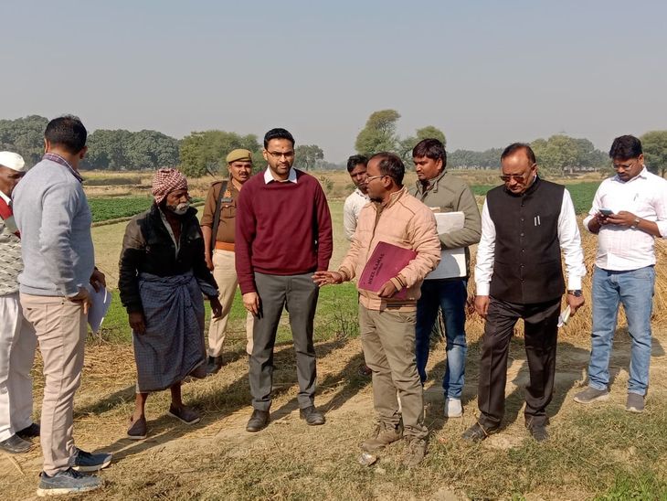 Kaushambi DM arrived to see the settlement of IGRS complaint