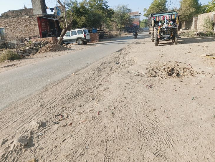 Drivers are troubled by the dust flying on the road, there is also fear ...