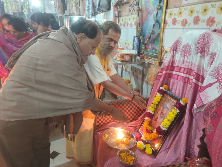 Tribute paid to Saint Siyaram Baba at Panchmukhi Hanuman Temple
