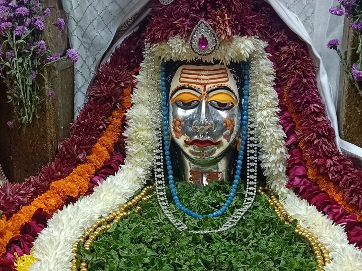 Baba Bateshwar decorated with 1.25 quintal of white flowers | बाबा ...