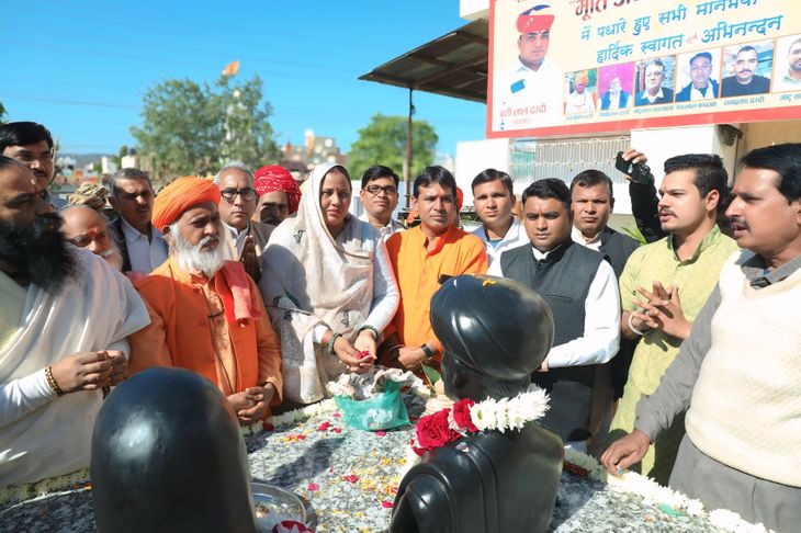 Unveiled the statues of social worker Savitri Bai and Mahatma Jyotiba ...