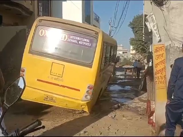A school bus full of children got stuck in a ditch on the road