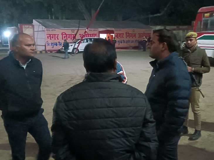 DM inspected the rain shelter in Ayodhya | अयोध्या में DM ने रेन बसेरा ...