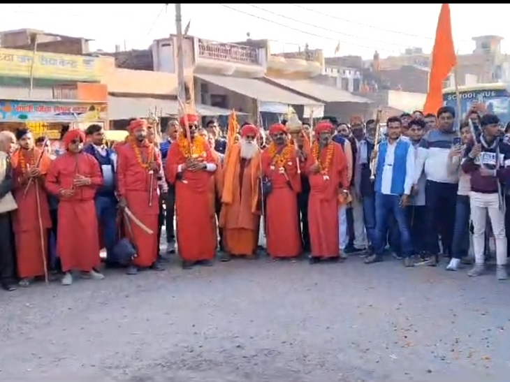 Powerful sannyasi padyatra in Auraiya | औरैया में सशक्त सन्यासी ...