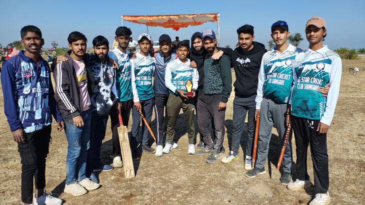 Shamgarh team won the final by 10 wickets and got a prize of Rs. 11 ...