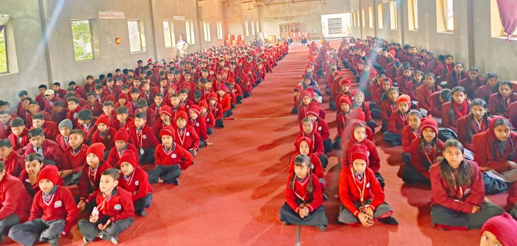 Patriotic songs on Victory Day at Kailash Rai Saraswati Vidya Mandir ...