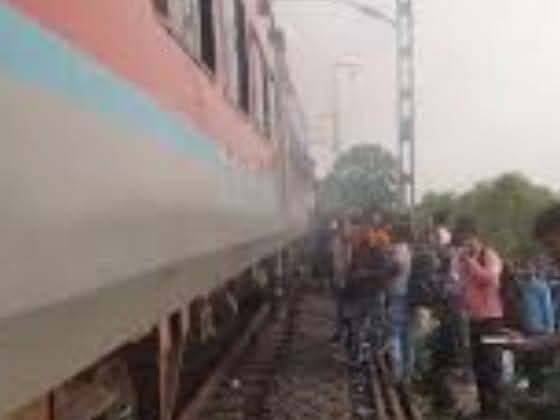 Smoke rose from the bogie of Chhapra Mathura Express in Deoria ...
