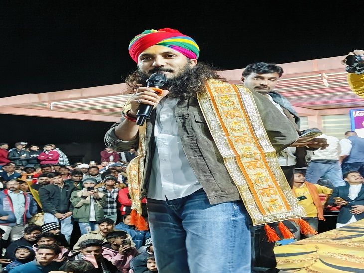 Devotees danced to the hymns of bhajan singer Chhotu Singh Ravana in Lasadiya | हाथी घोडा पालकी ...