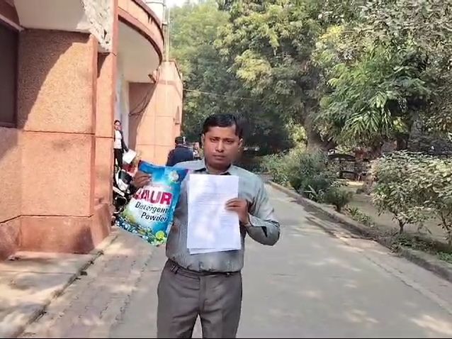 Mathura Ration dealer thumb impression handed over detergent powder ...