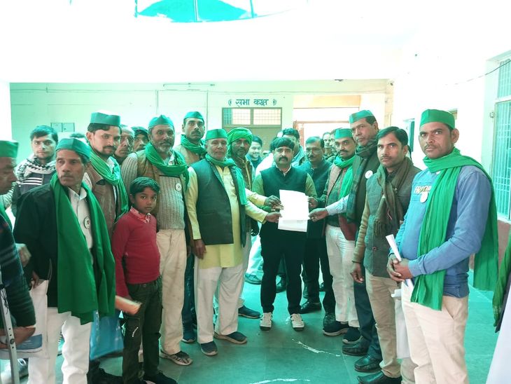 Memorandum submitted to SDM in Karhal | करहल में एसडीएम को सौंपा ज्ञापन ...