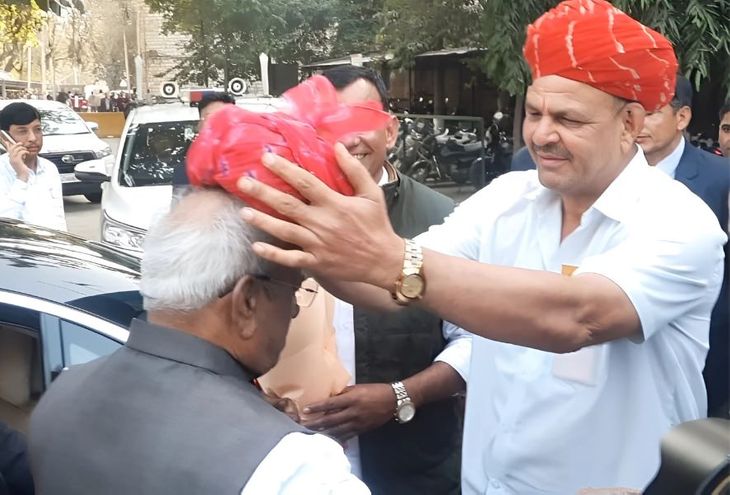 Jat made Governor Bagde wear a Mewari turban | राज्यपाल बागड़े को जाट ...