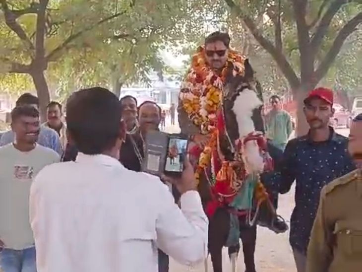 Farewell in a unique way on transfer to Datia | दतिया में ट्रांसफर पर ...