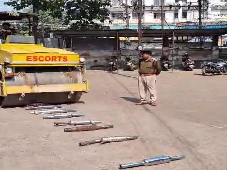 Bulldozer ran over modified bullet silencer in Raipur...VIDEO