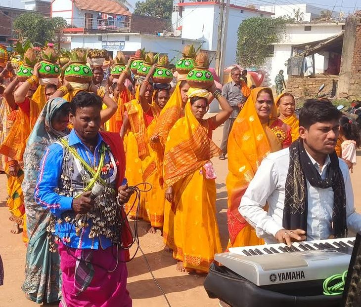 Women of Yadav community wearing yellow clothes took out Kalash Yatra ...