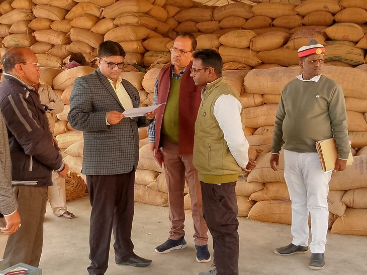 Basti DM inspected the paddy procurement center | बस्ती DM ने किया धान ...