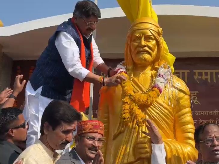 The statue of Sant Gadge Baba was unveiled | संत गाडगे बाबा की प्रतिमा ...