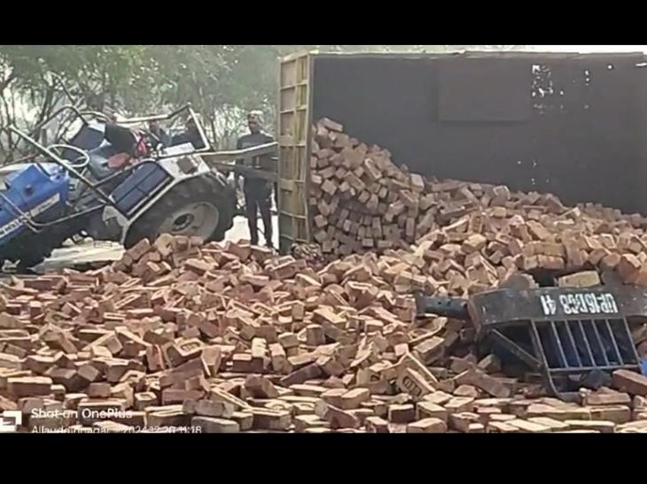 Car collided with overloaded tractor-trolley on Yamuna Expressway ...