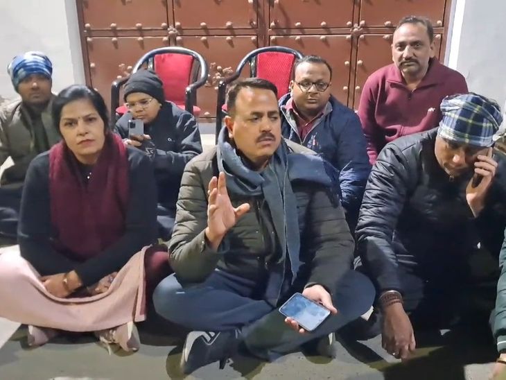 Protest against shutdown of street lights in Meerut