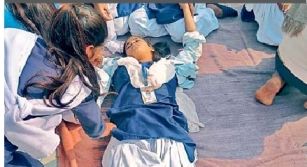 Seeing a girl student faint in class, 7 other students also fainted ...