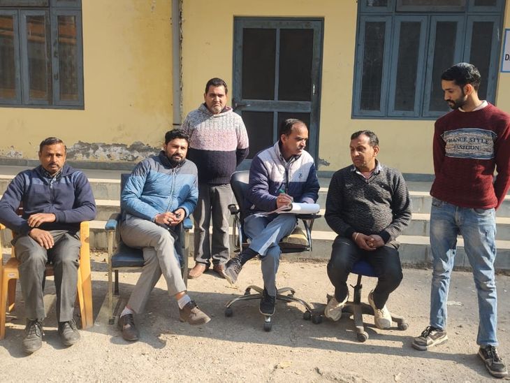 Bilaspur RTO confiscated 2 buses pending 2 lakh rupees tax | बिलासपुर ...