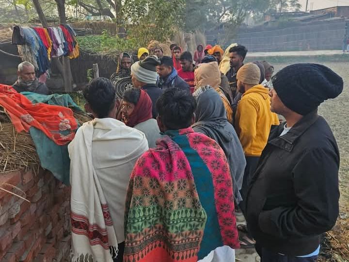 Saree stuck in the belt of paddy threshing machine in Bansdih | बांसडीह ...