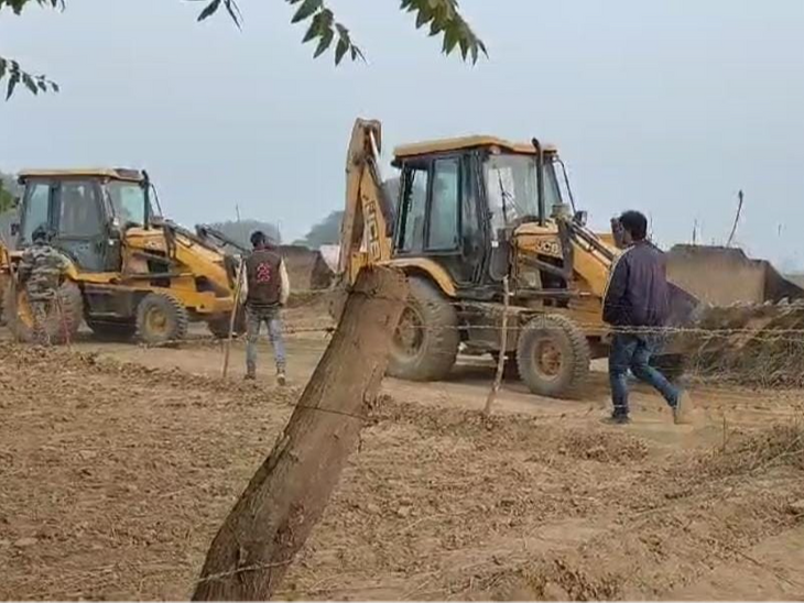 Illegal mining of soil was going on in the ravines | बीहड़ में मिट्टी ...