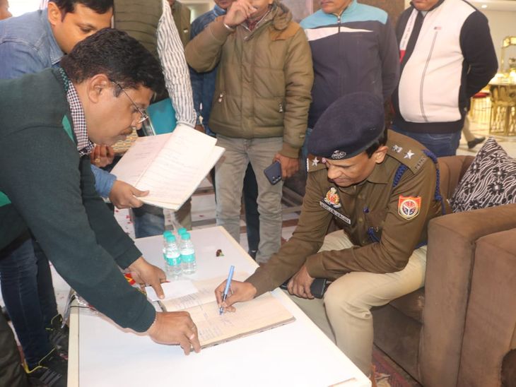 New SP Chiranjeev Nath Sinha took charge in Hathras | हाथरस में नए एसपी चिरंजीव नाथ सिन्हा ने ...