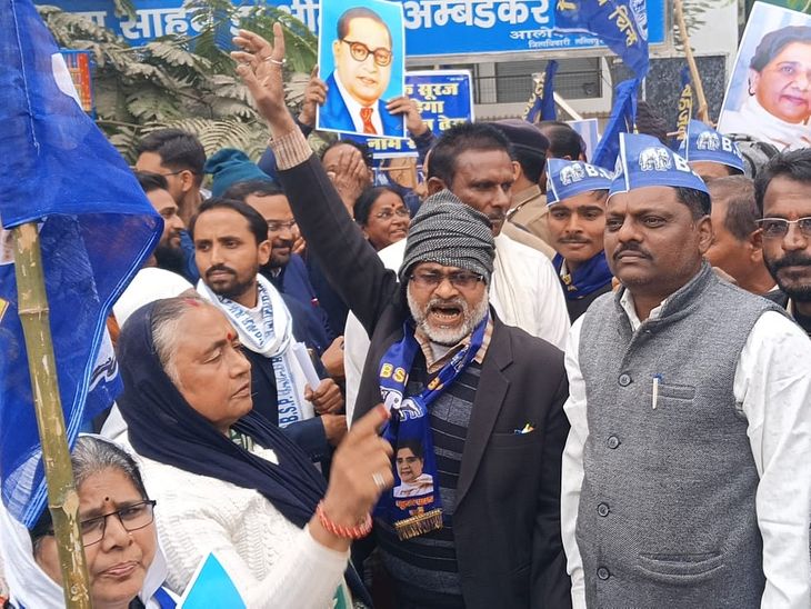 BSP workers demonstrated in Lalitpur | ललितपुर में बसपा कार्यकर्ताओं ने ...