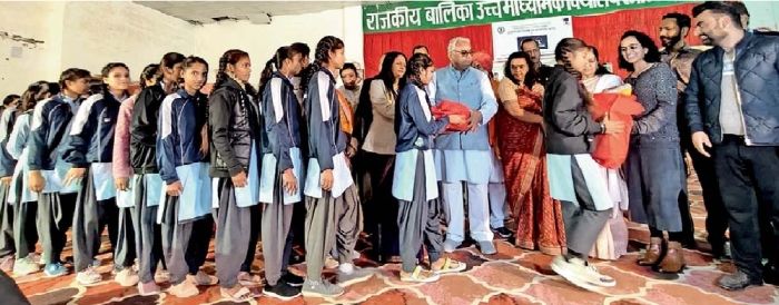 120 girl students of 24 schools of Girwa received winter kits ...