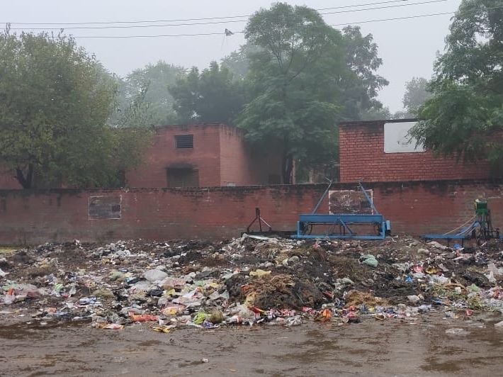Hisar Balsamand College pile garbage | बालसमंद कॉलेज के पास लगा कचरे का ...