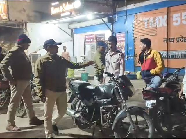 CSP and TI roamed the city on bike | बाइक से शहर में घूमे सीएसपी व टीआई ...