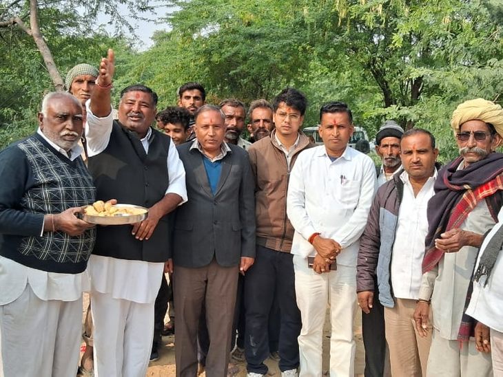 Water came out from the tube well dug in Devnagar | देवनगर में खुदवाएं ...