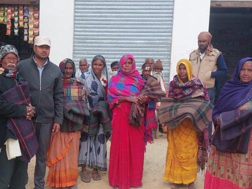 Blankets distributed to the needy in Karhal | करहल में जरूरतमंदों को ...