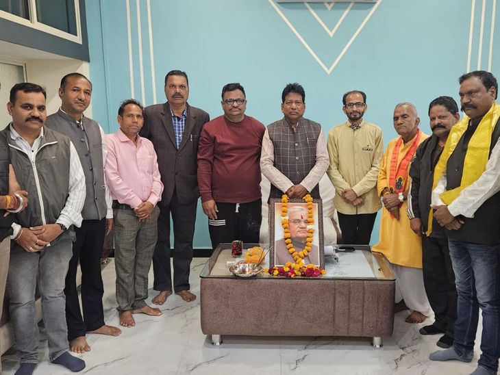 BJP celebrated Vajpayee's birth anniversary in Ashta | आष्टा में भाजपा ...