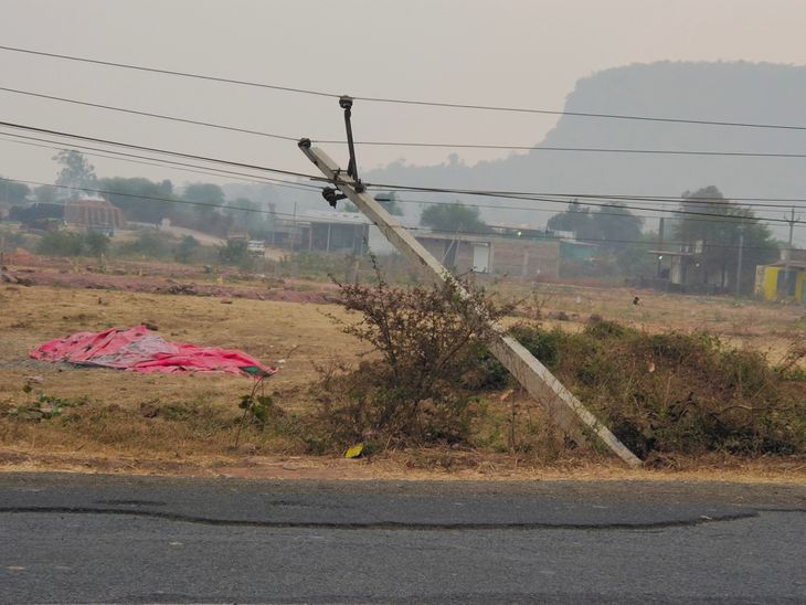 Late night, 11 KV line pole suddenly fell, major accident averted