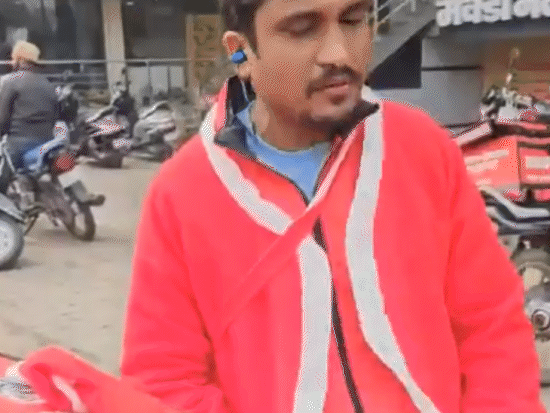 Zomato delivery boy becomes Santa on Christmas in Indore