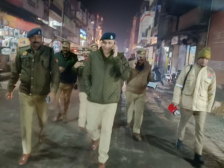 Unnao SP patrolled and checked the security arrangements in the city | उन्नाव एसपी ने गश्त कर ...