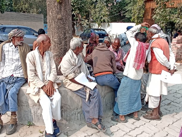 Elderly people wandering in search of information in Zamania | जमानियां ...