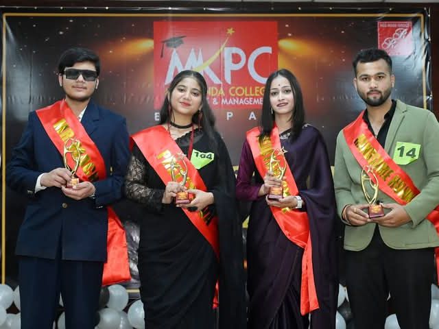 fresher party at M K Ponda college Bhopal | एम के पोंडा कॉलेज भोपाल में ...