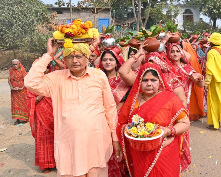 Kalash Yatra was taken out before the story, villagers showered flowers ...